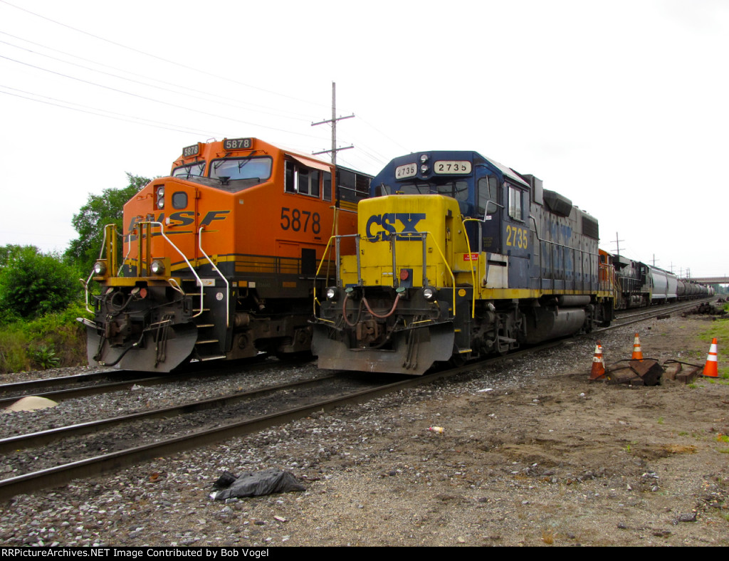 BNSF 5878 and CSX 2735